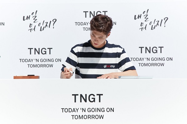 박보검, ‘꽃 미모’만큼이나 빛난 팬 서비스…파주 사인회 현장