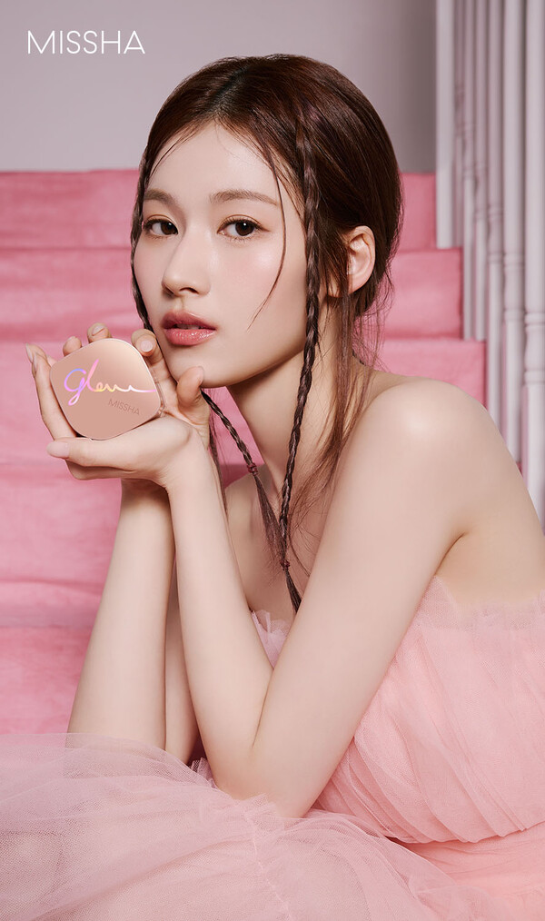 트와이스 사나 화보 러블리한 매력 속 시크한 포즈 3368