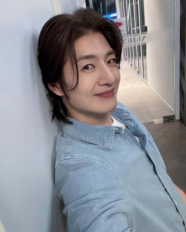 Son Ho-young holds special fan meeting to commemorate 19th anniversary ...