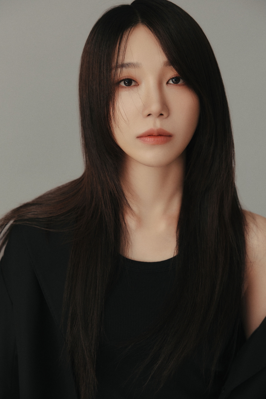 Jung Eun-ji Unveils Stunning New Profile Images Showcasing Sophisticated Charm